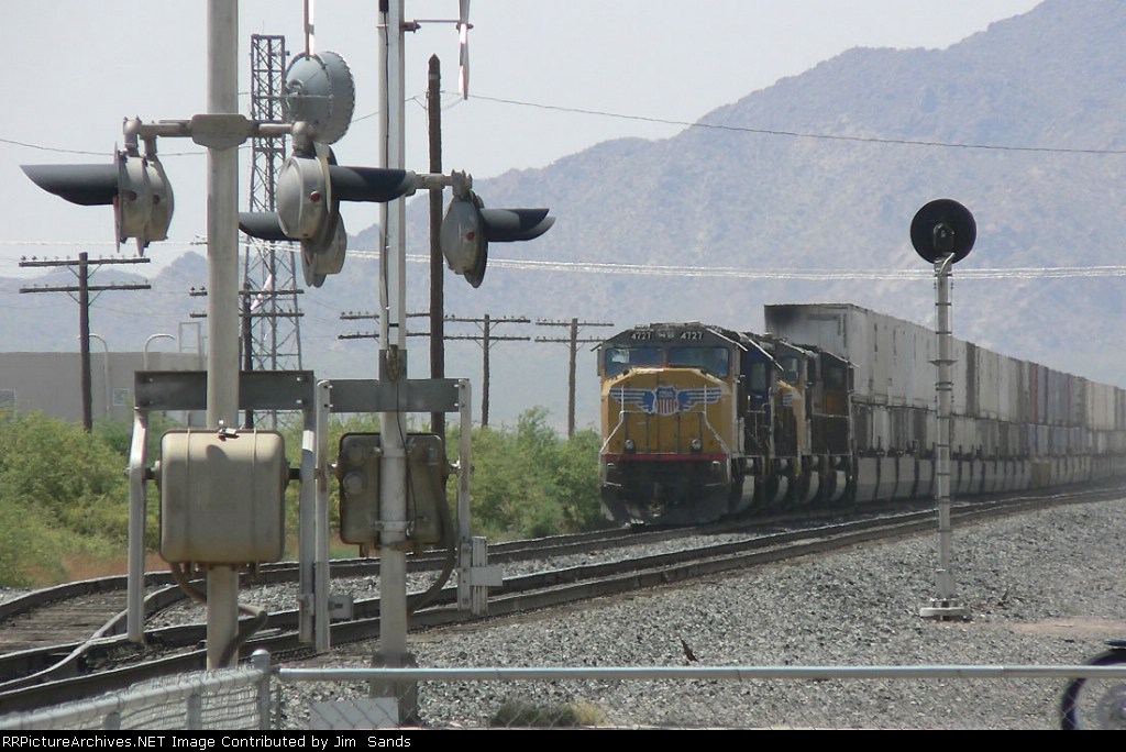 UP 4727 Waiting For The Green